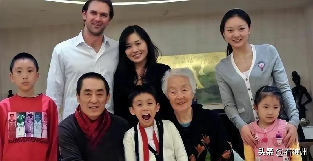 70-year-old Zhang Yimou and his 39-year-old wife Chen Ting appeared in the living room of the ...