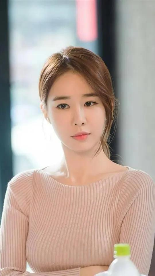 South Korean oxygen goddess Liu Yinna, lively, lovely, beautiful and ...