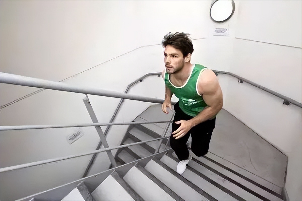 Master the correct way, climbing stairs can also play a fitness role ...