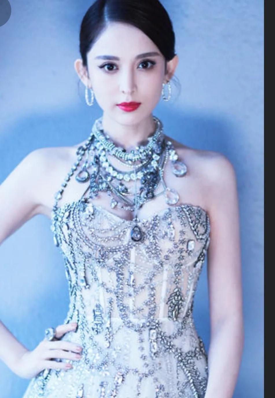 Guli Nazha's sultry squatting posture - iNEWS