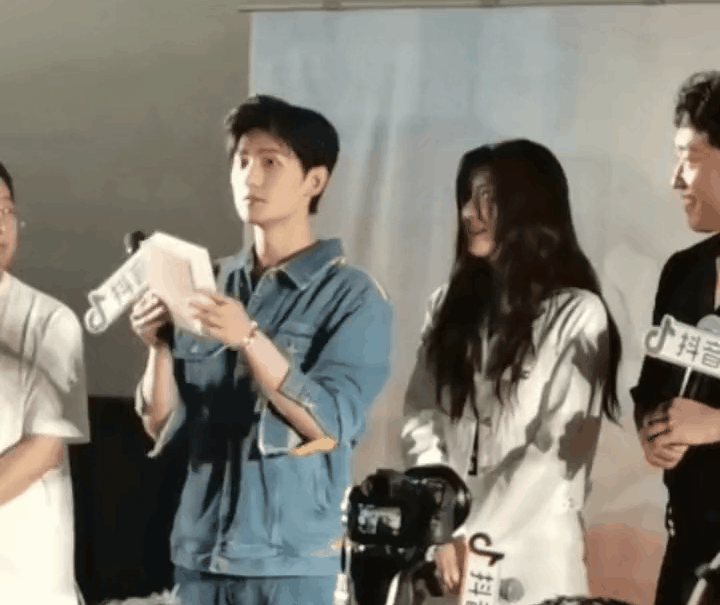 Wang Churan's eye-rolling at Tan Jian caused netizens to be angry ...