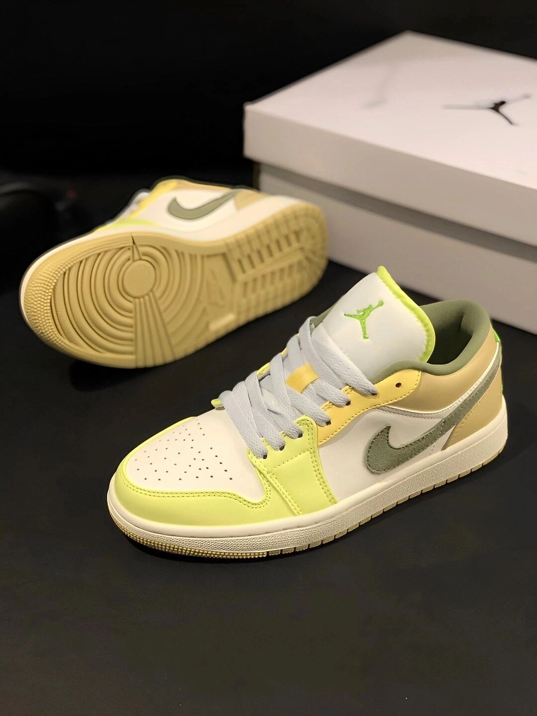 The classic AJ1 white orange green color shoes turned out to be like ...