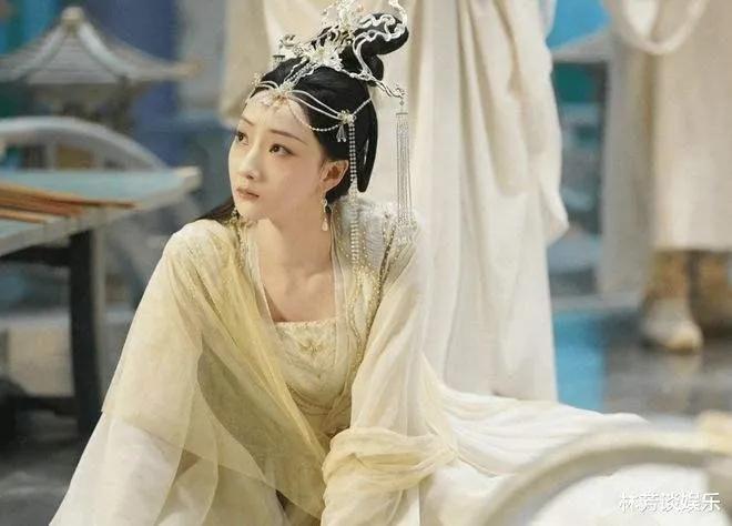 Ying Deng has actually become a "female first", let's see how Yang Zi ...