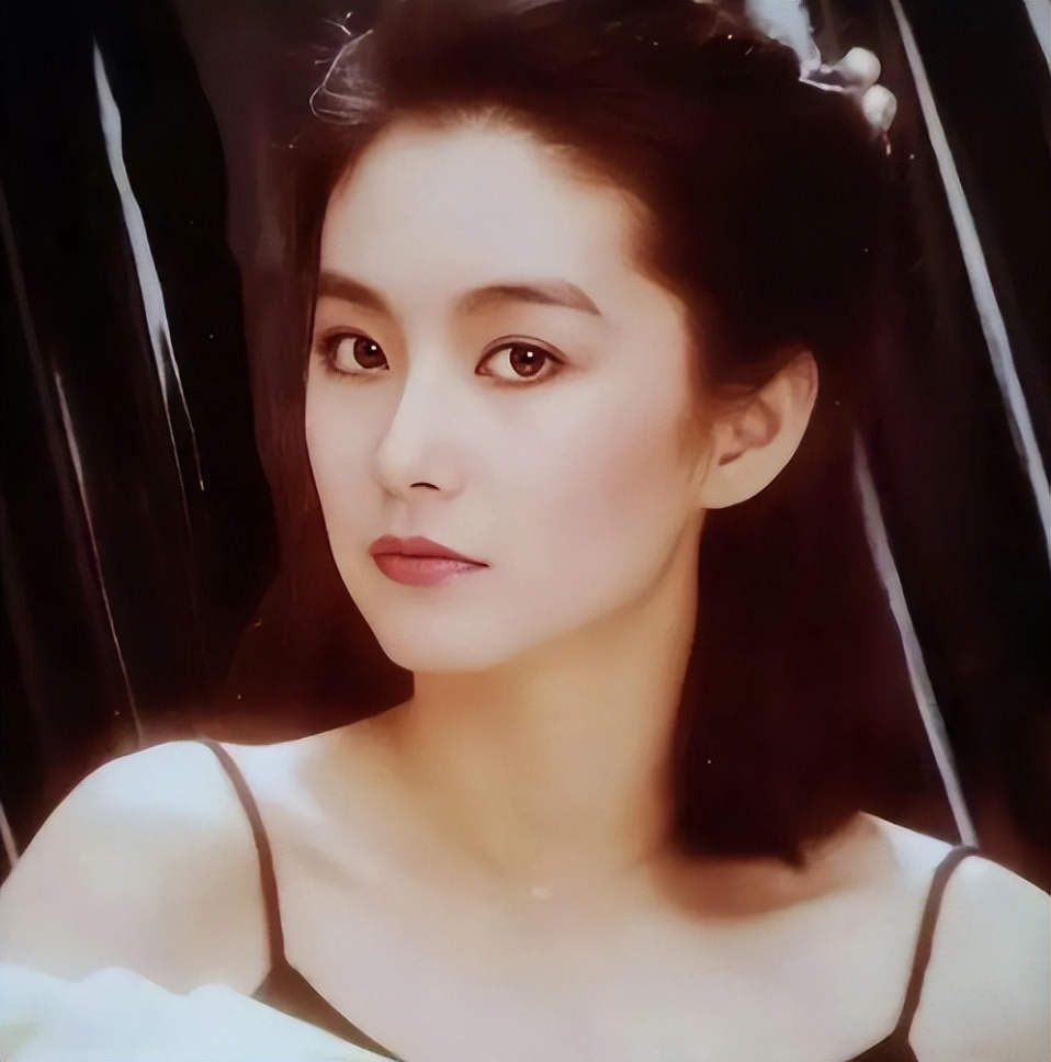 68-year-old Brigitte Lin easily beat Carina Lau in recent photos, and ...