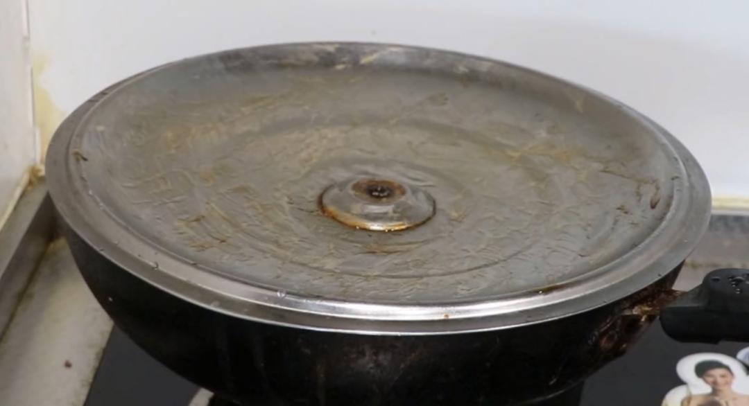 It's really amazing that the lid of the pot is upside down on the pot ...