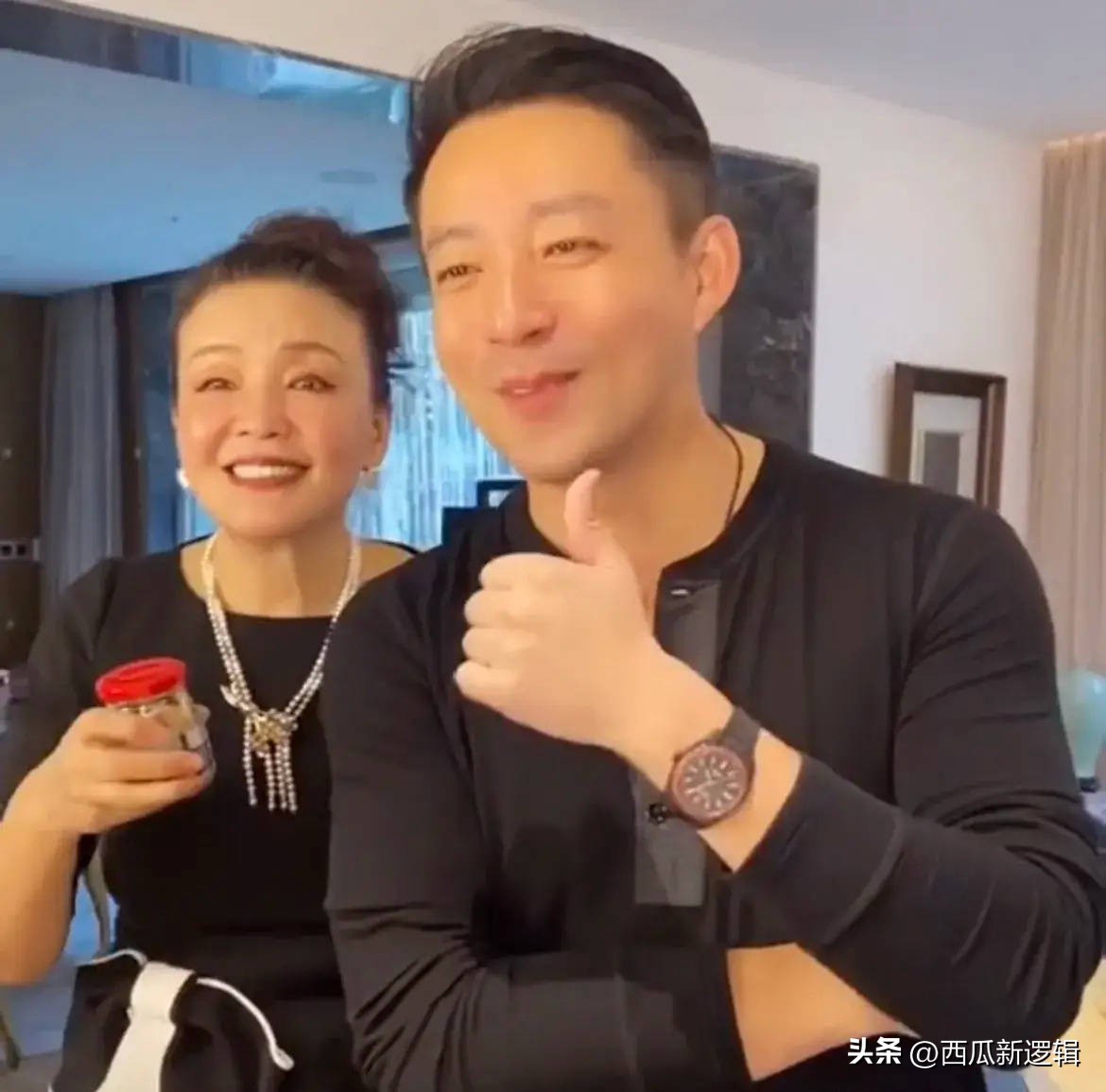 Zhang Lan's cosplay big s Gu Junye poses for a photo, as expected of ...