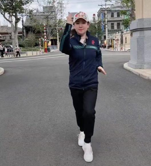 The 39-year-old child star Guan Ling danced in the middle of the road ...