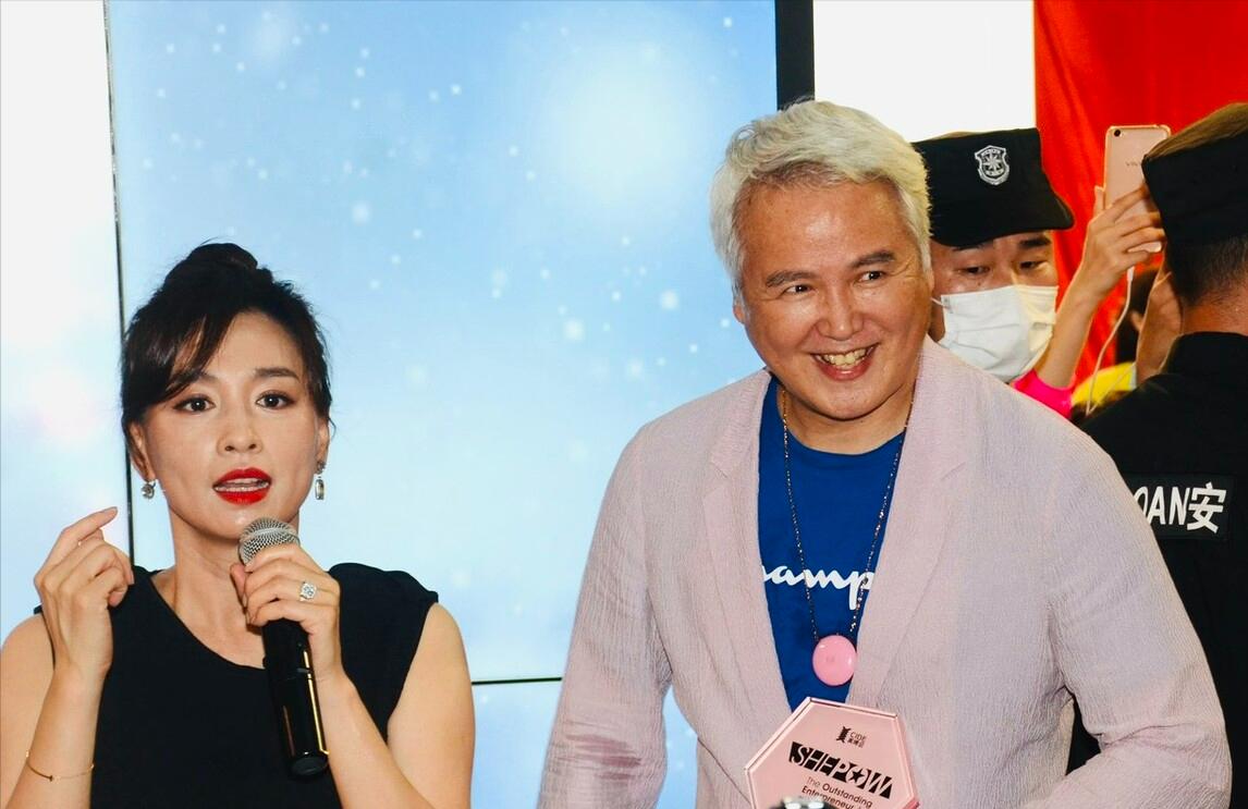 Well-known actors Zhang Ting and his wife crossed over to the catering ...