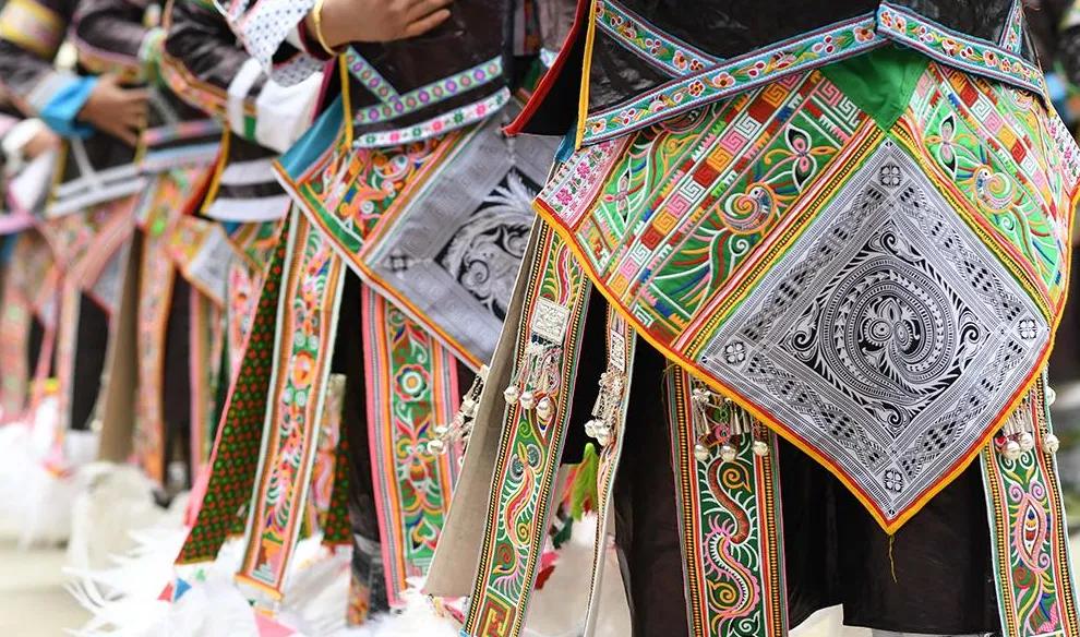 The epic of the Miao nationality worn on the body - the "hundred bird ...