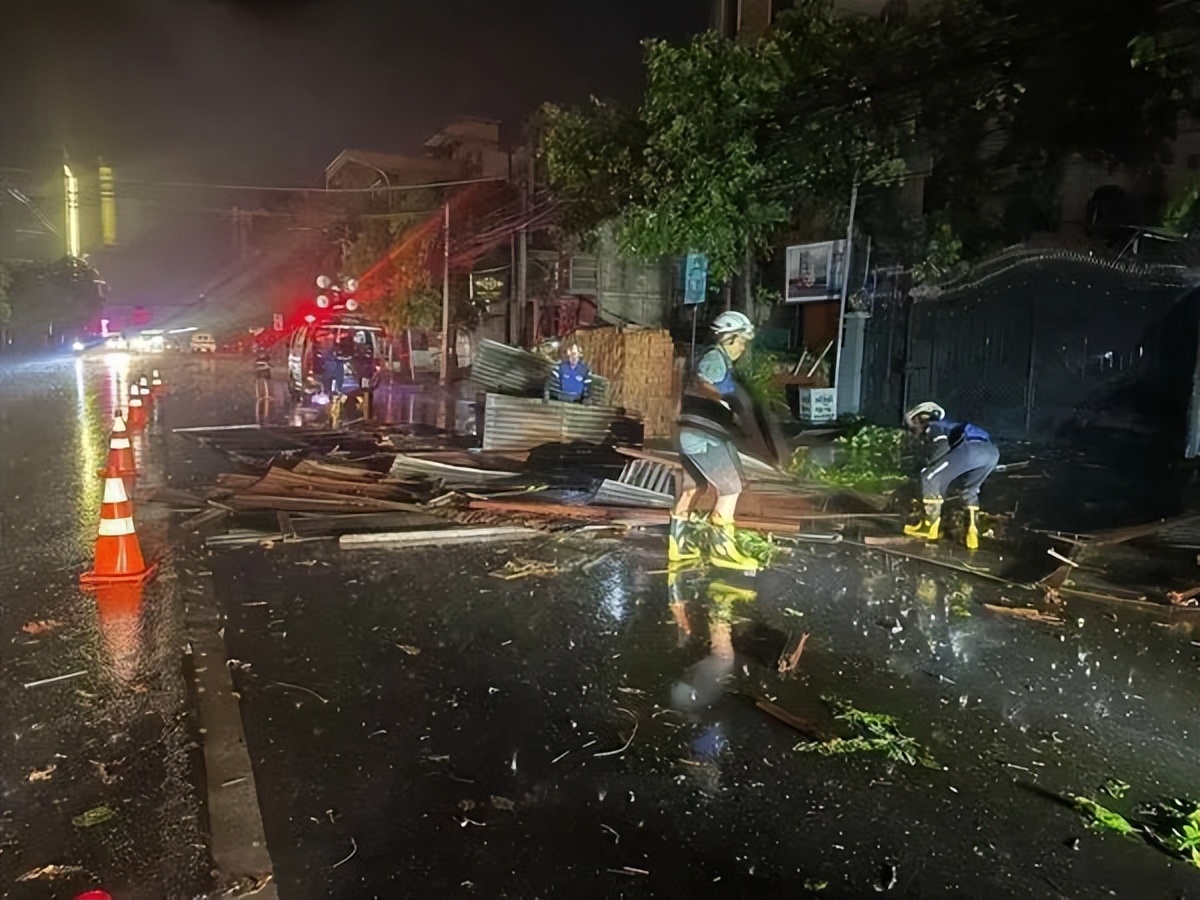 Strong winds and heavy rains have damaged nearly a thousand houses in Mandalay and Magway ...