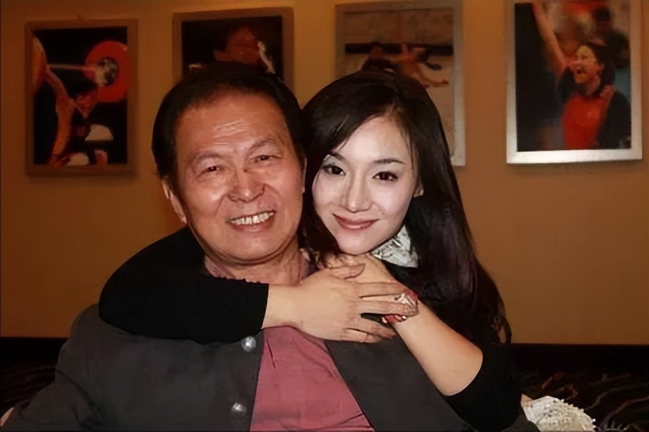 Zhang Yu, who sleeps with him every night, has a "deal" video with 30 directors, and the ...