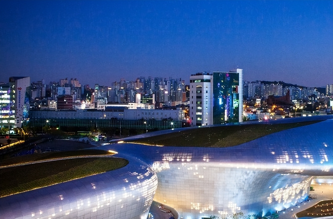 The largest non-standard building in the world - Seoul Dongdaemun ...