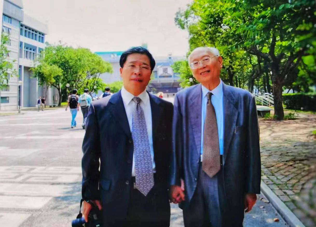 Visiting Celebrities to Seek Support and Feelings of Friendship - A ...