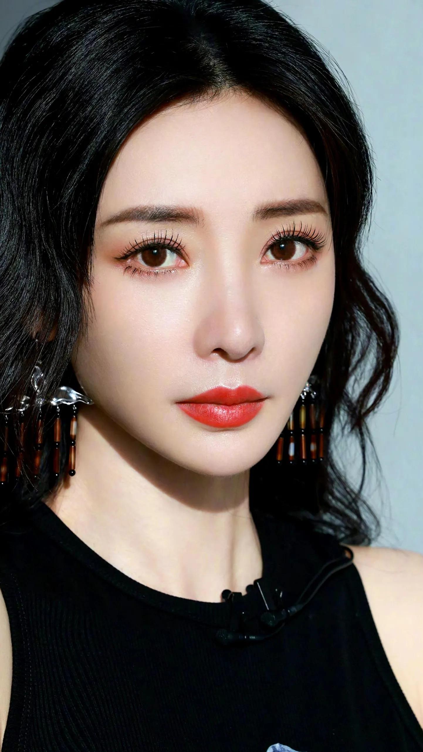 Liu Yan 230805 Exquisite Atlas Exquisite Charm - iNEWS