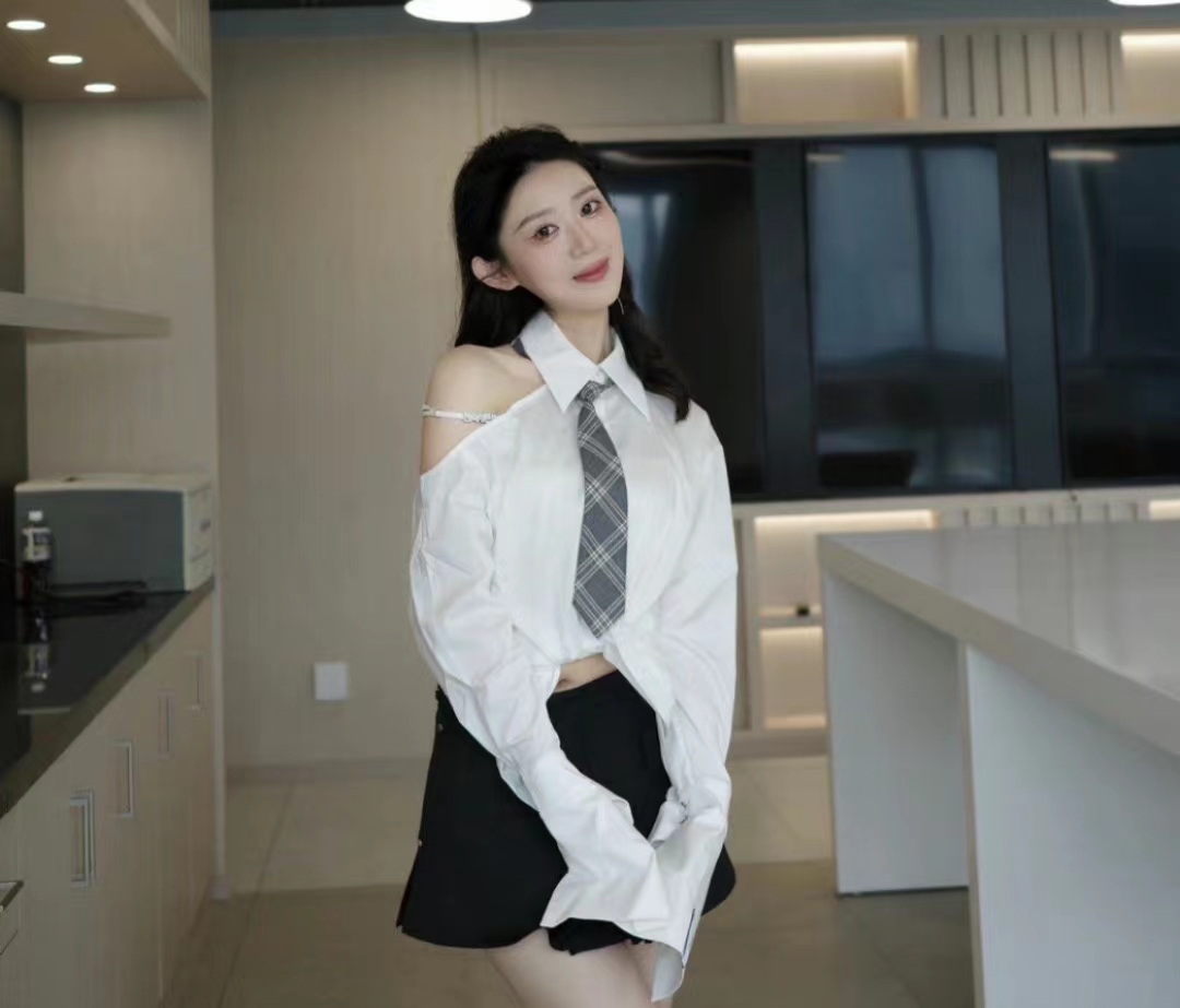 Zhang Zhenlin's schoolgirl girlfriend frequently posts photos! The slender goddess Faner, who ...