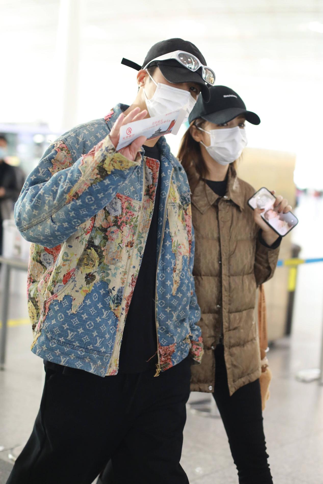 Jiang Chao and Medina showed up at the airport, and the two held hands ...