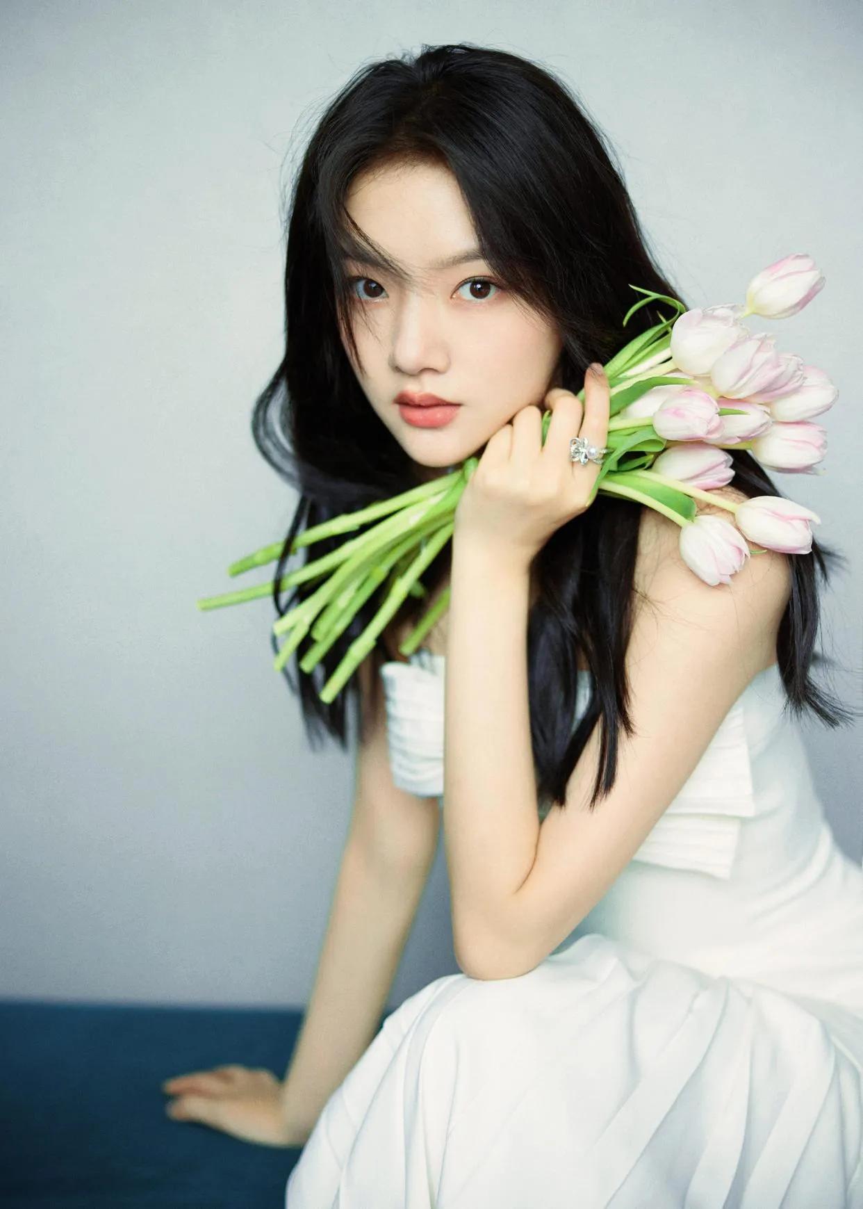 Ren Min's white dress and flowers - iMedia