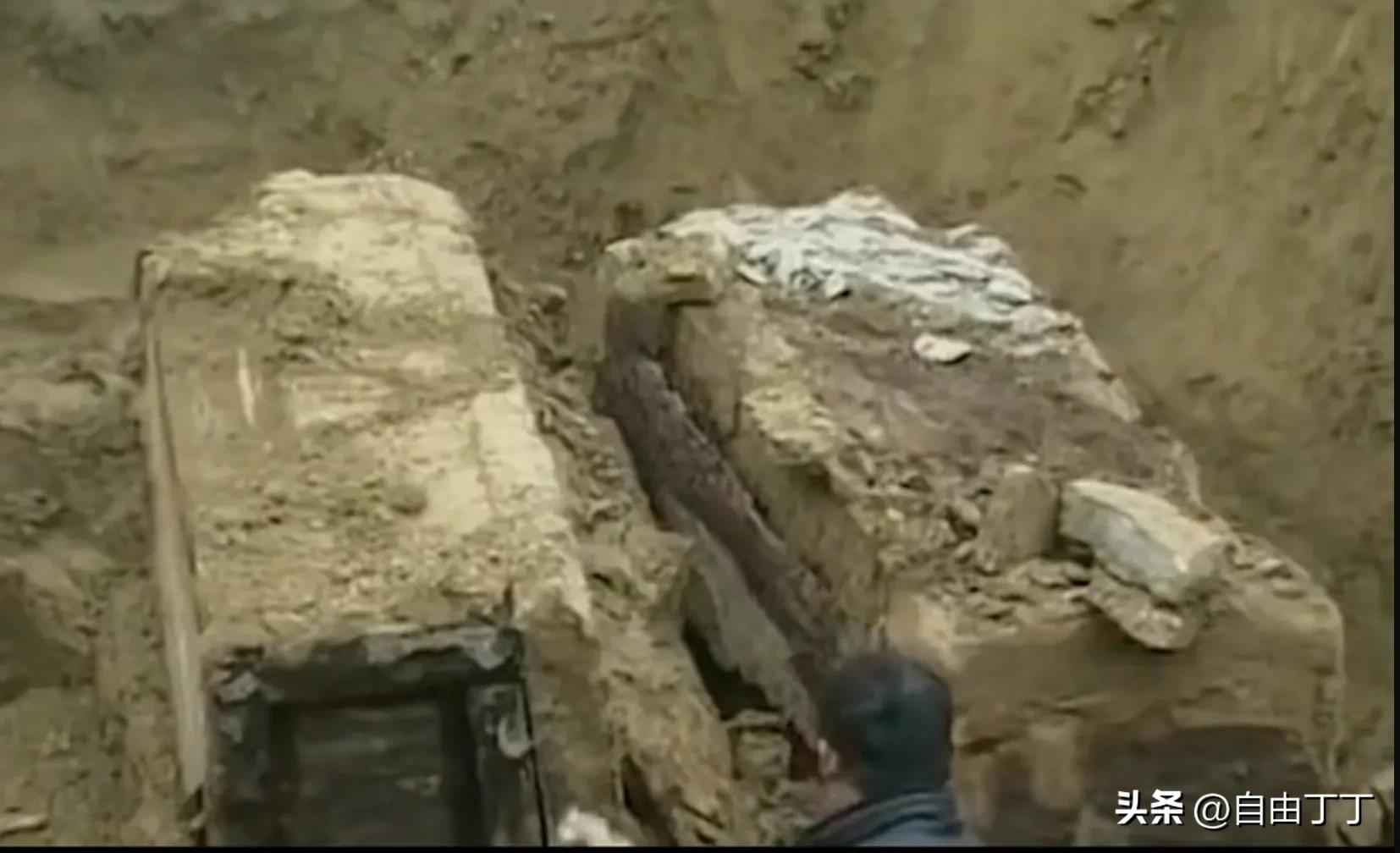 The lid of the coffin was engraved with "Whoever opens it dies ...