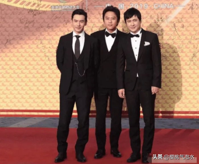Huang Xiaoming's height is a mystery, the figure of five or five points ...