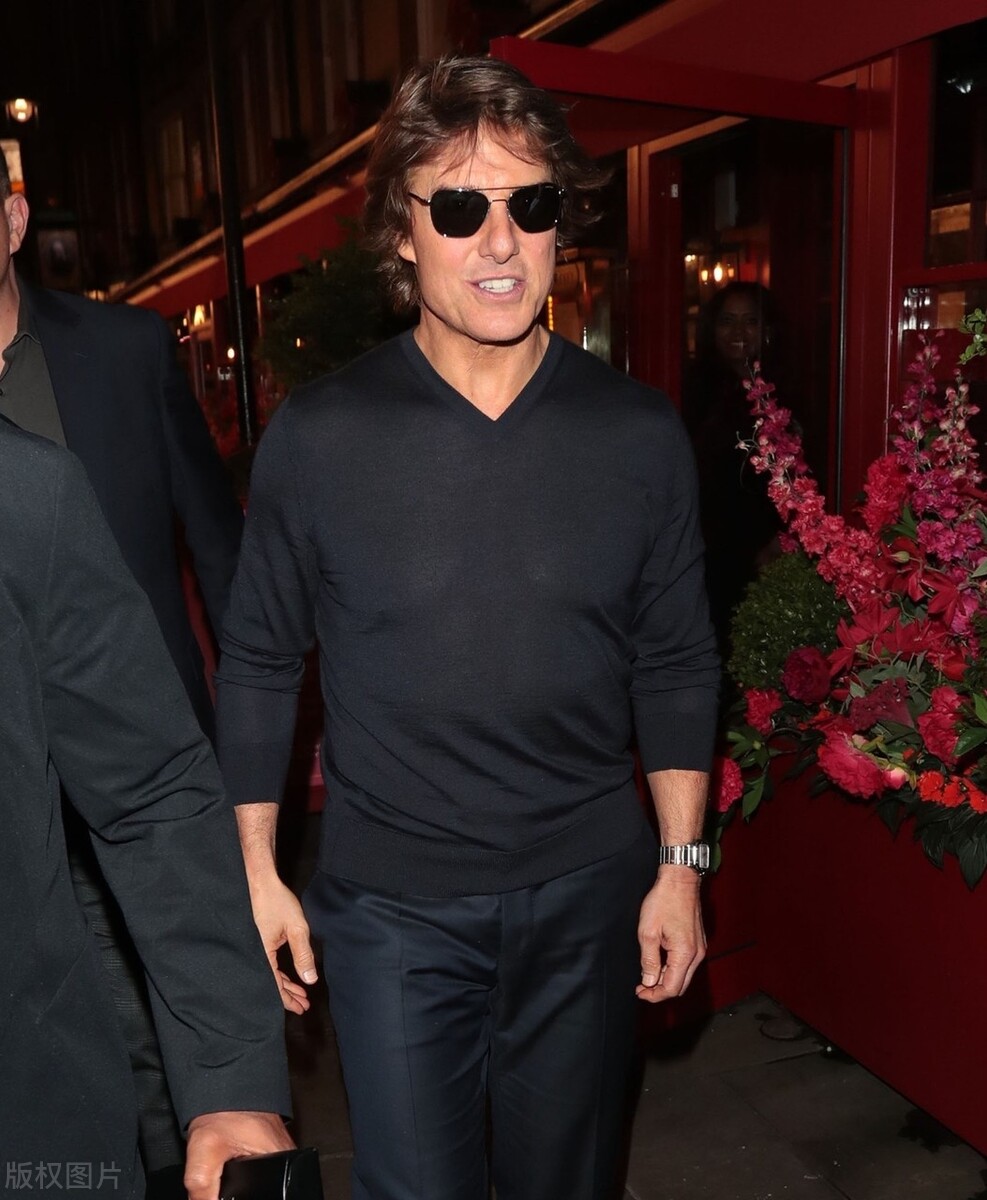 The legendary superstar Tom Cruise went to eat seafood, he walks very ...