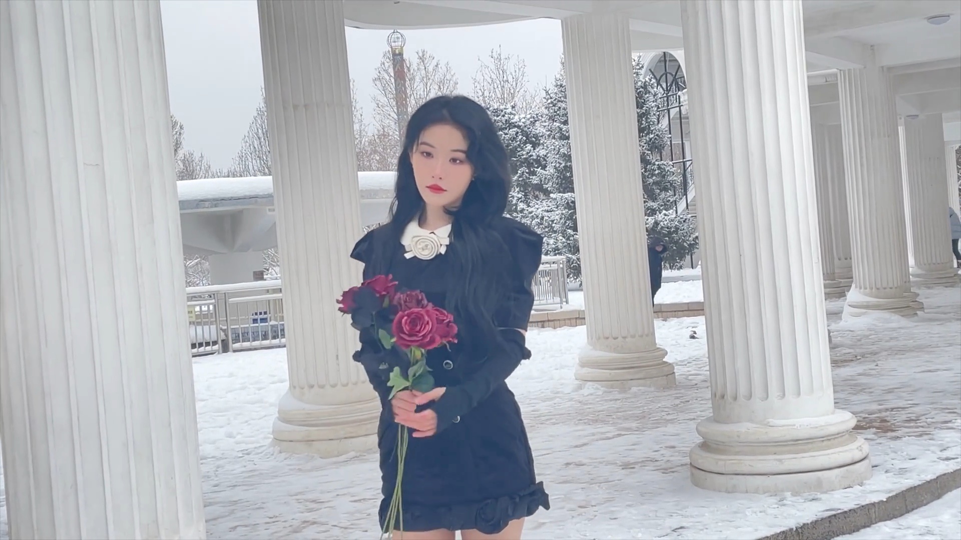 "Beautiful Frozen Man" Yu Yanxue held a red rose to shoot a promotional ...