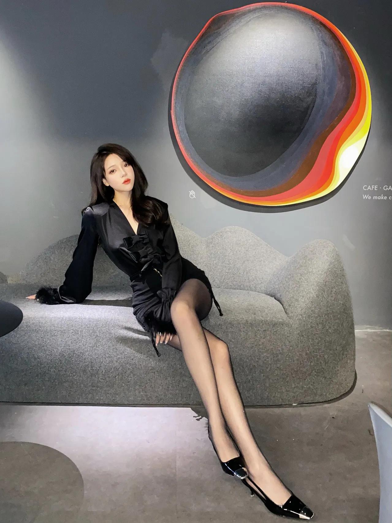 Long legs, Yujie style, really confident - iNEWS