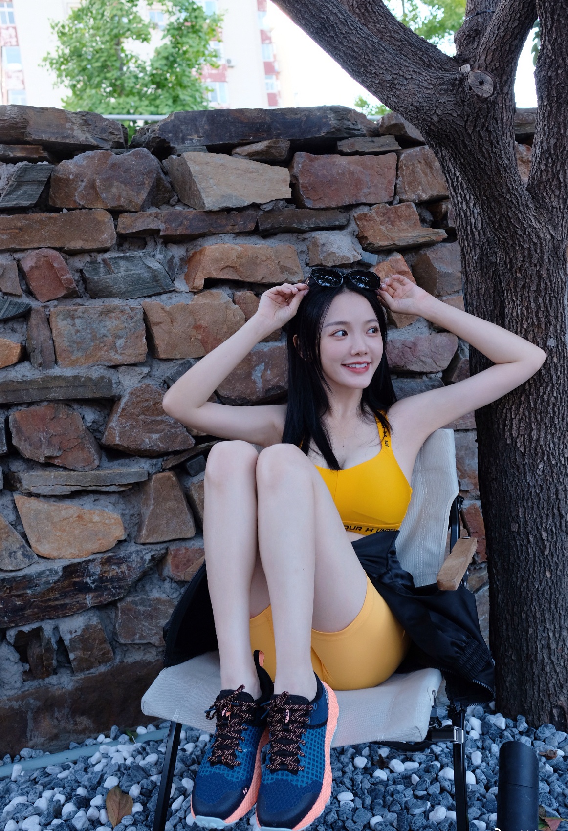 "Sexiest Huang Rong" Lin Yanrou posted a photo, showing off her plump figure in a yellow cropped ...
