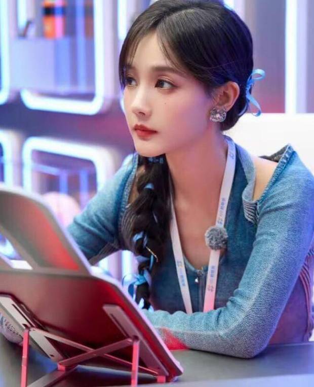 Li Yitong puts his bare feet on the plane seat, causing controversy ...