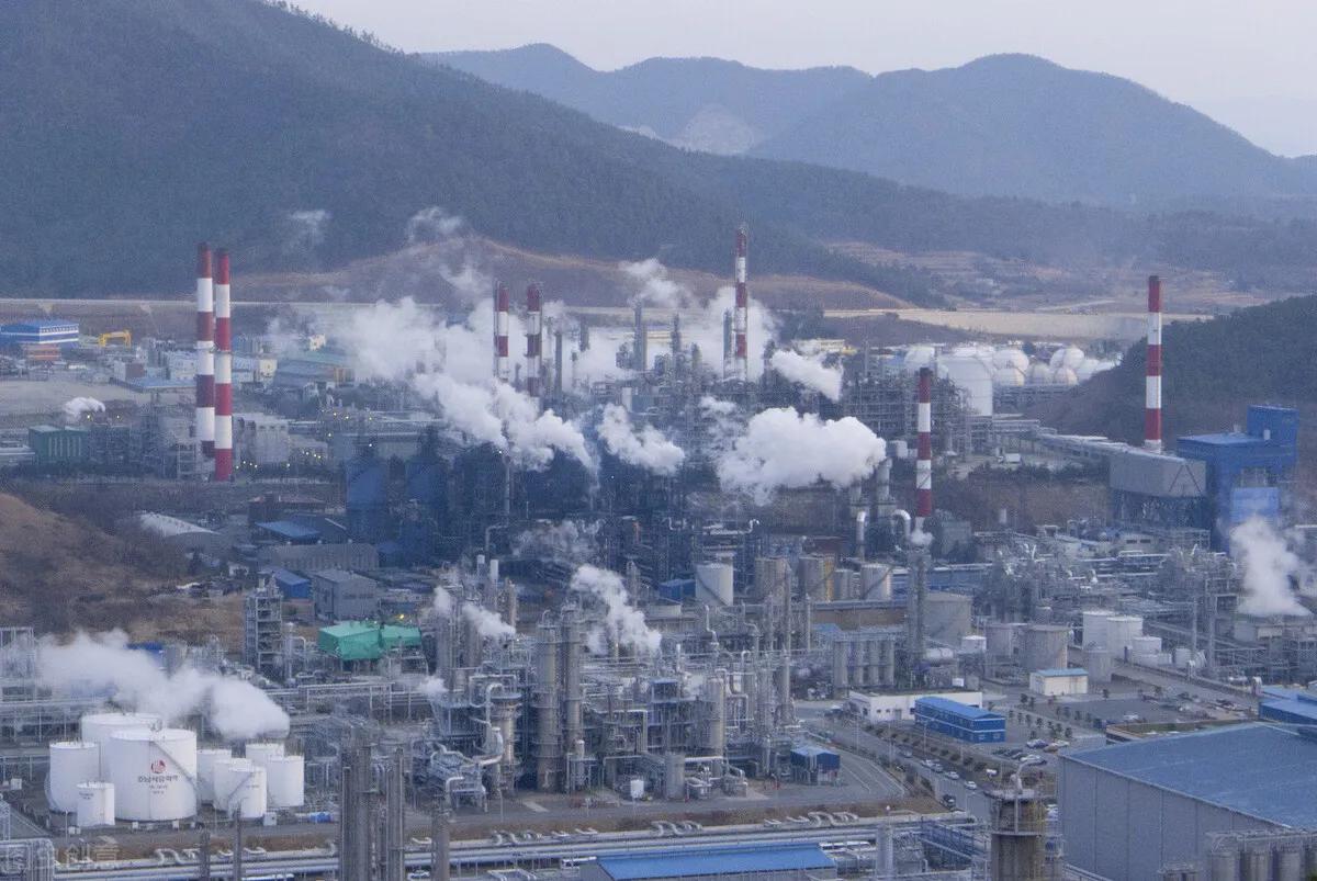Japan pours nuclear waste water into the Pacific Ocean, which will ...