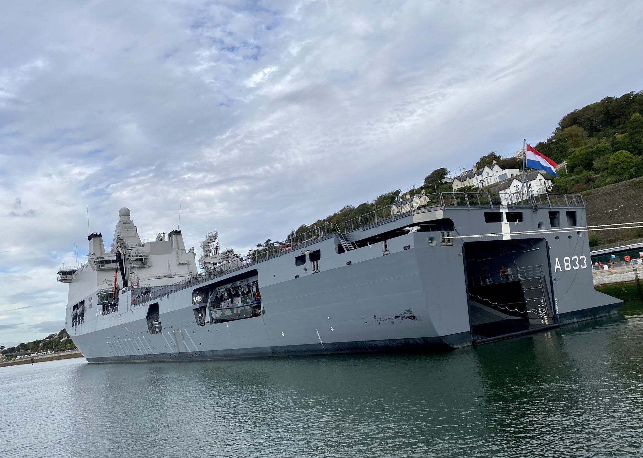 The 27,000-ton NATO flagship is unarmed?Large transportation and supply ...