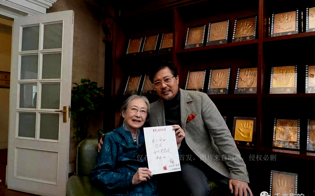 Tong Ruixin, the leader of the Shanghai Film Actors Group, together ...