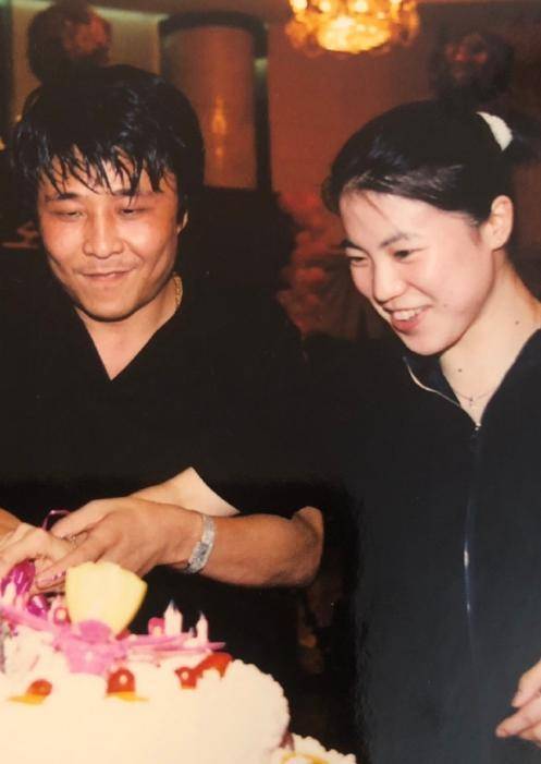 Love!44-year-old Wang Nan strolled in the rain and was shyly hugged by ...