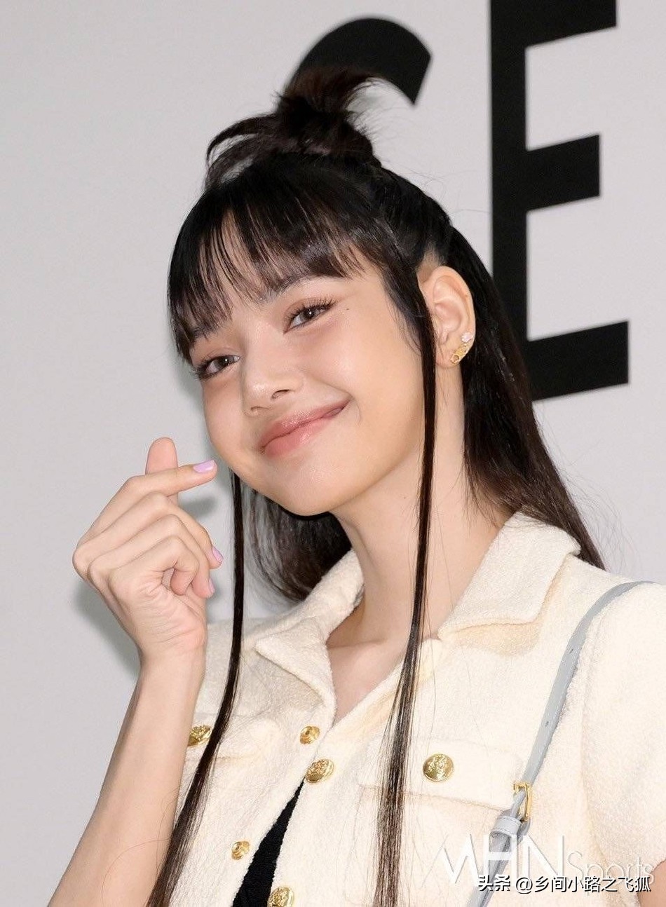 Lisa attended the event in a white suit, making cheeks in the mirror ...