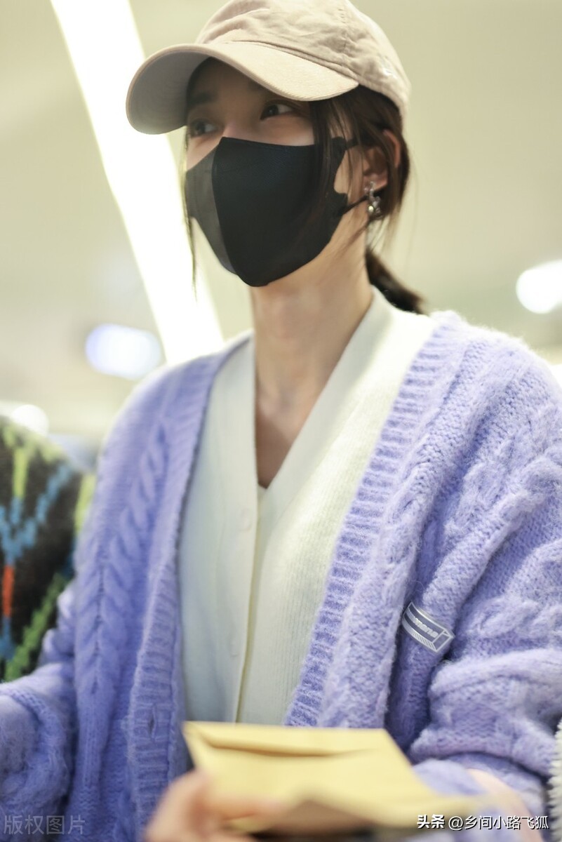 Wan Peng appeared at Shanghai Airport, wearing a baseball cap, sweet ...