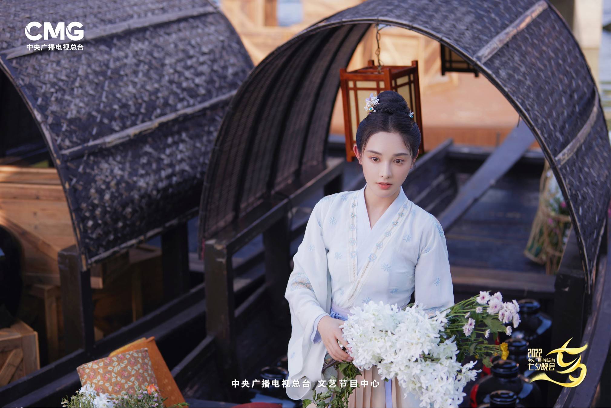 Peng Xiaoran joins the CCTV Tanabata Gala as the host back to show her ...
