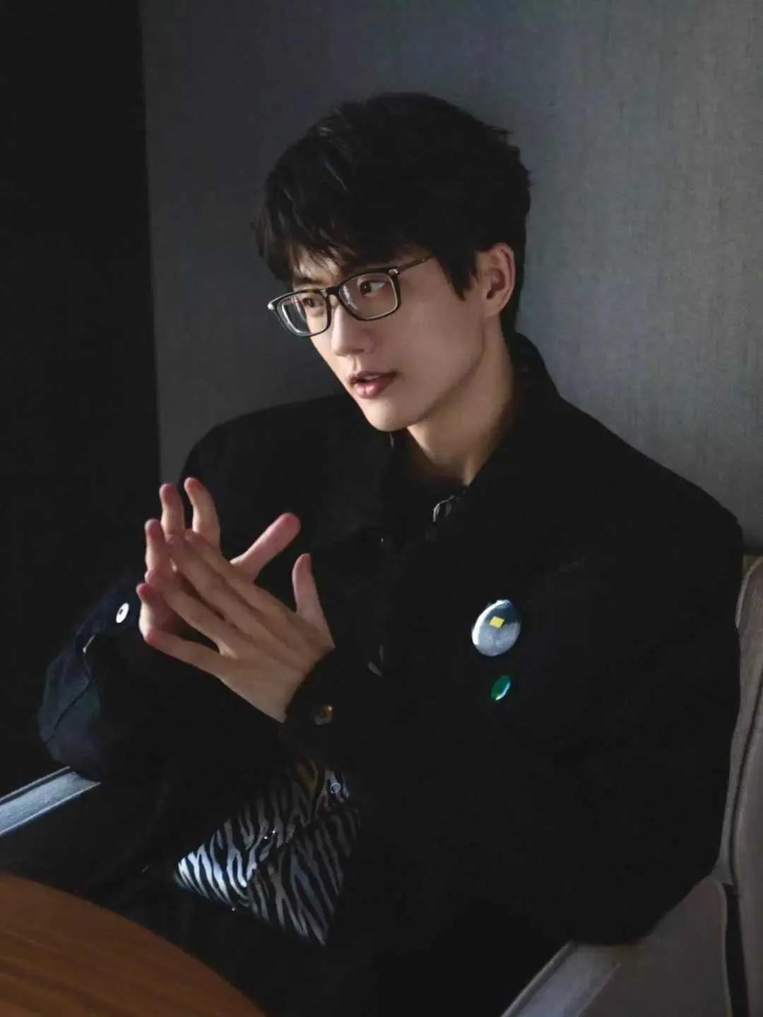 Laughing dead, without a single masterpiece, but being praised as the ...