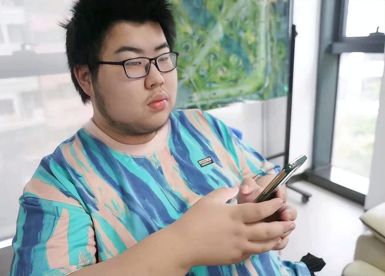 The chubby rammed into Han Han and beat Han Han so much that his mother ...