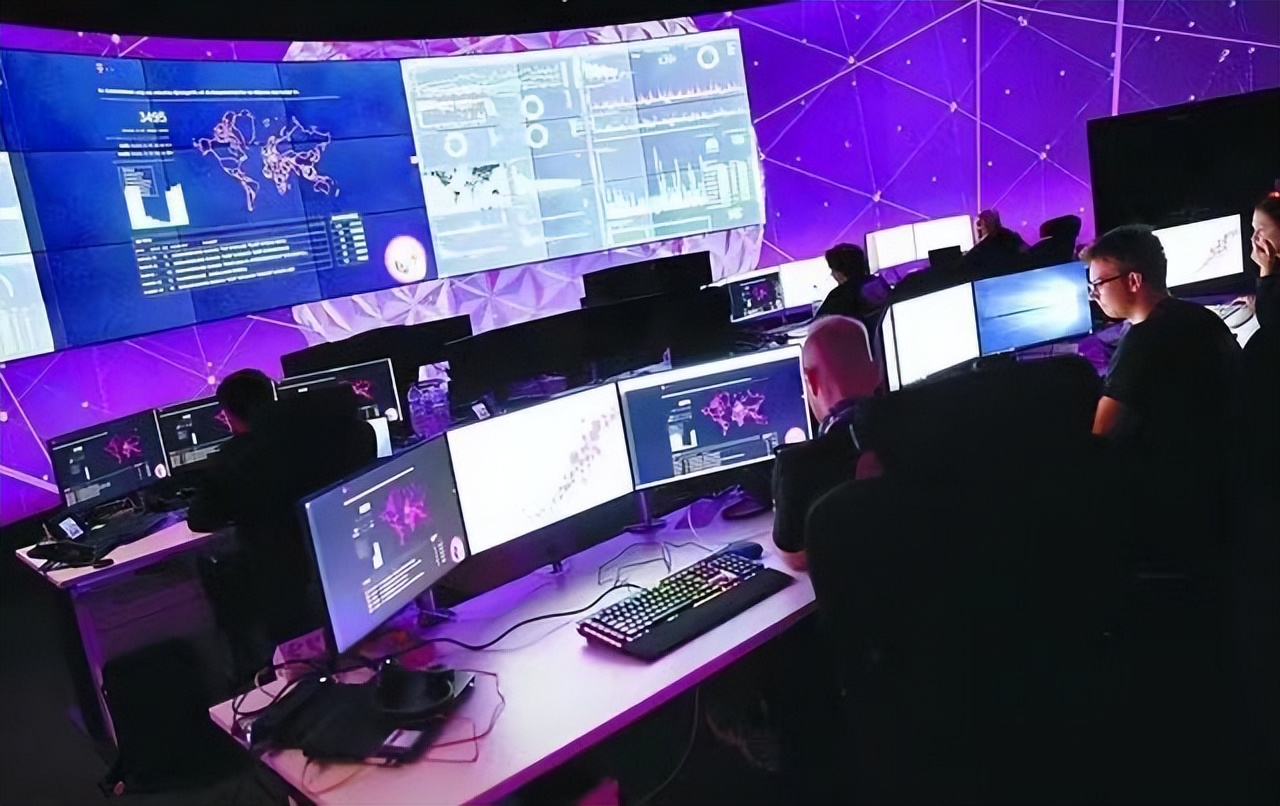 It exploded again! Russia's precision-guided bombing of Lviv Academy ...