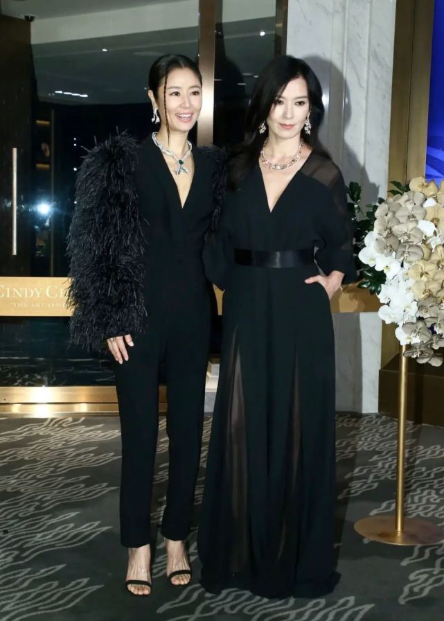 46-year-old Ruby Lin and 46-year-old Lin Xilei, they both wear black ...