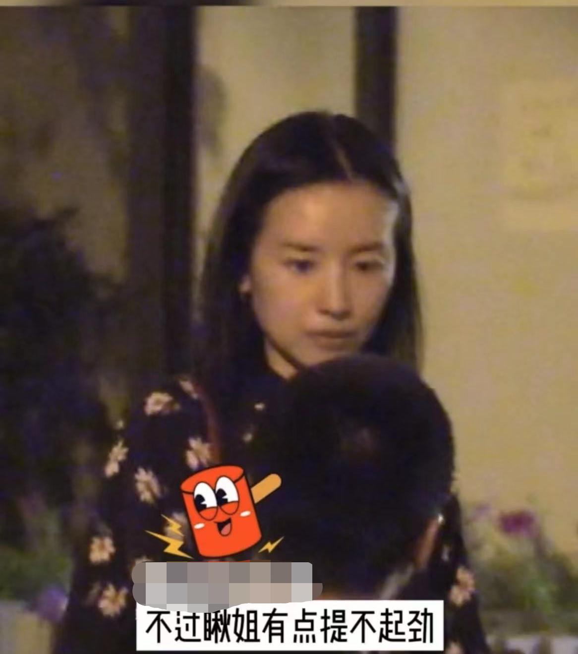 Dong Jie attended the dinner without makeup late at night, hugged the ...