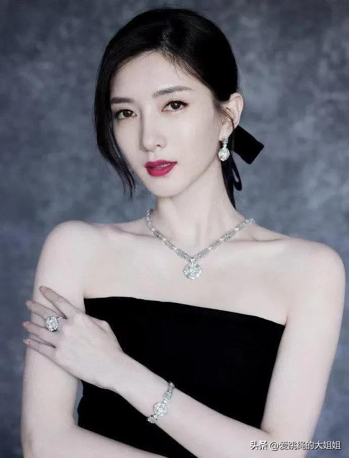 Jiang Shuying, a beautiful temperament, full of femininity - iNEWS