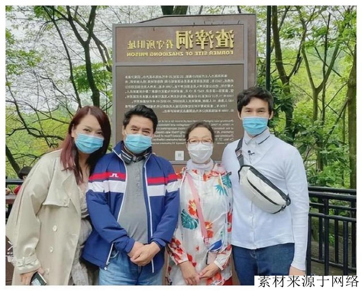 Chen Songling and his wife travel with their parents-in-law. The mother ...