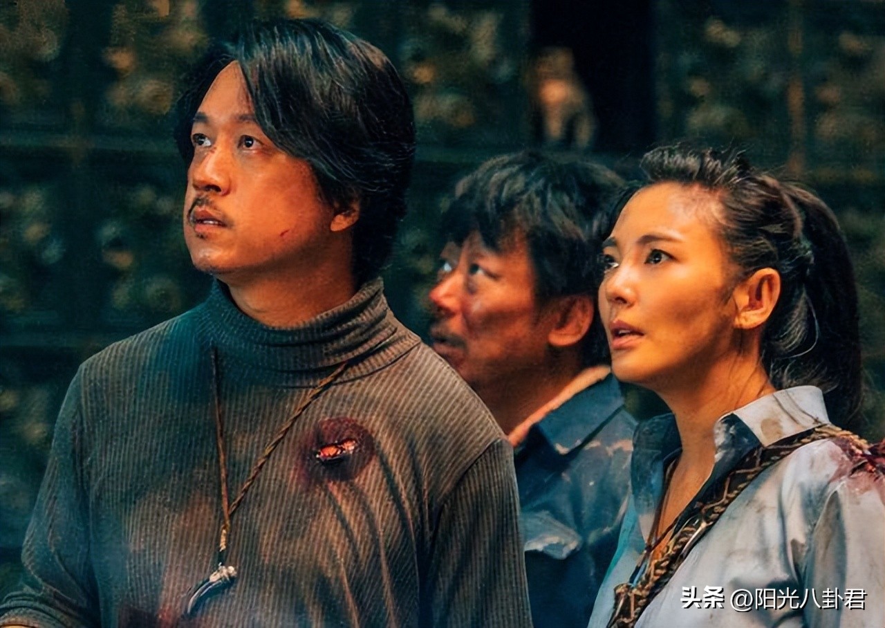 Is something wrong with Pan Yueming and Zhang Yuqi?Wearing the same set ...