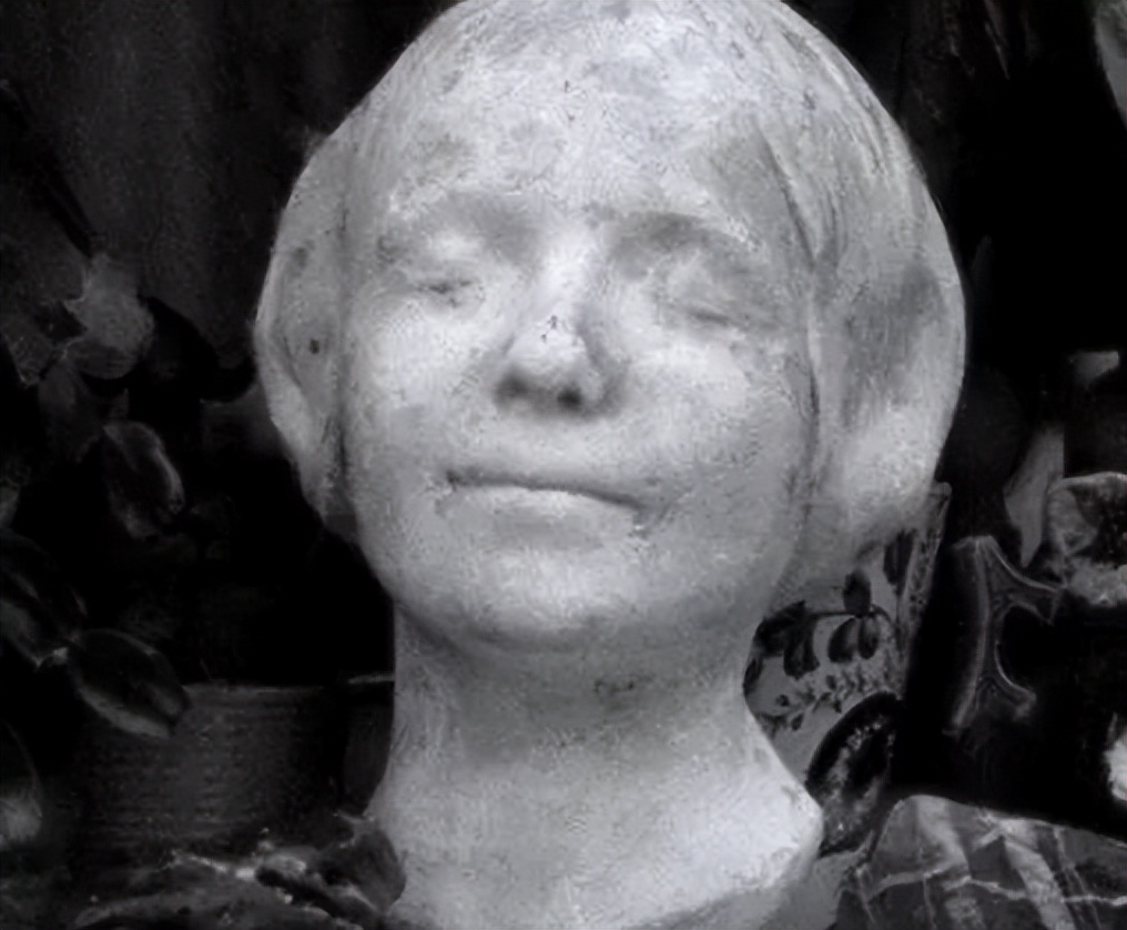 Teenage corpse smiling and being kissed by countless people - iNEWS