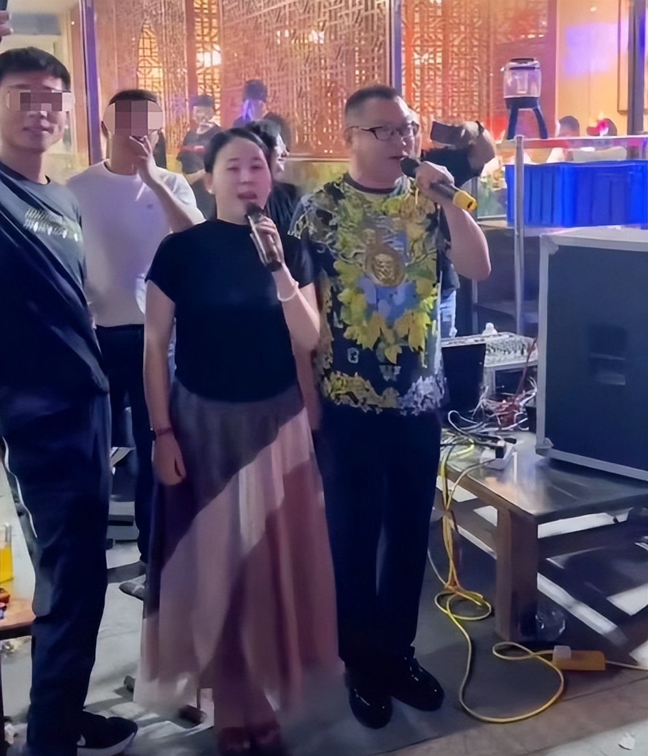 It was revealed that 55-year-old Yin Xiangjie and his beautiful wife ...