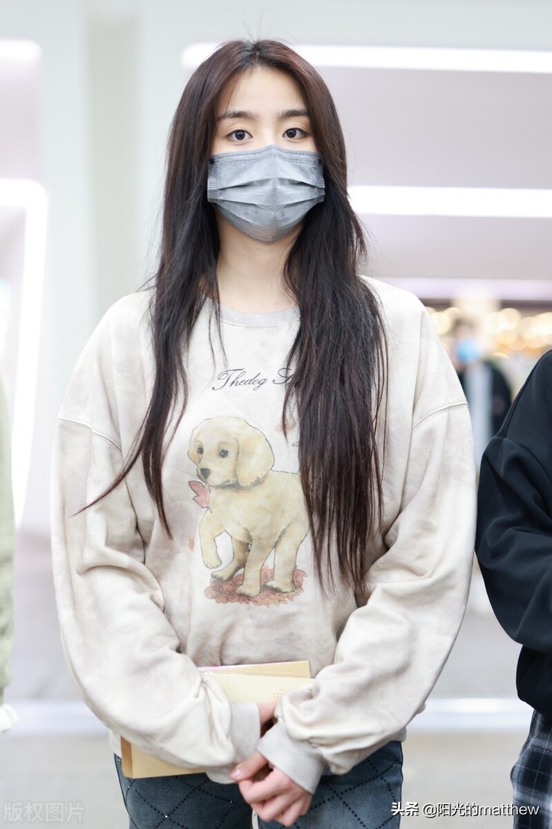 Jin Zihan puppy print sweater with plaid jeans and long hair shawl is ...