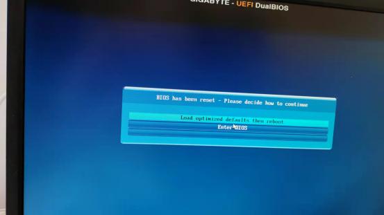 The computer starts showing GIGABYTE-UEFI DualBIOS and then keeps ...