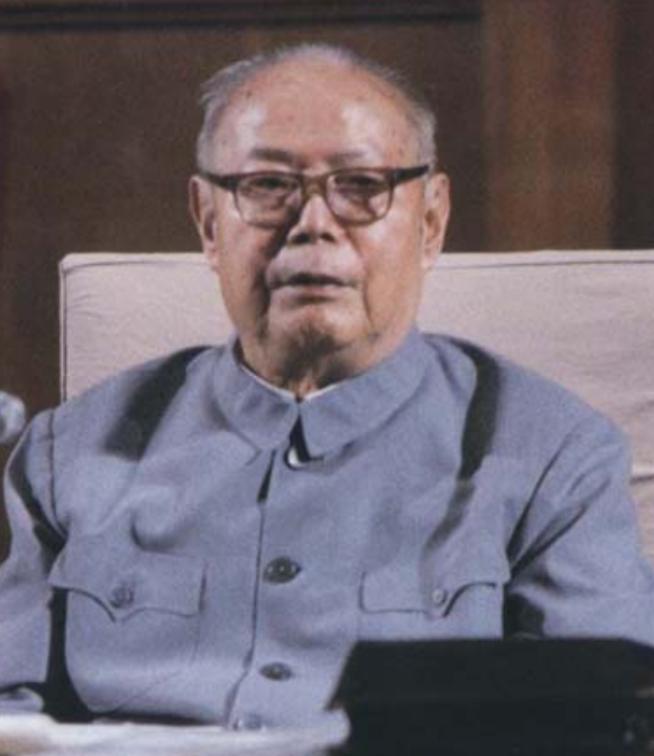 The background of this female star is very strong, the second uncle is ...