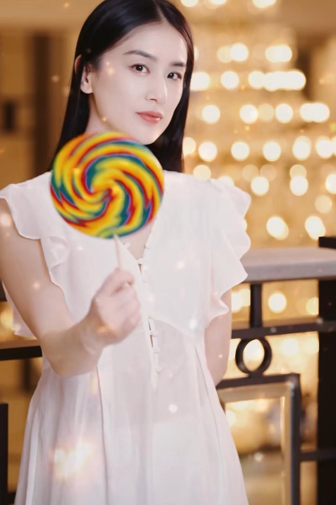 Huang Shengyi posted cheap gifts, reproduced the "dumb girl" as before ...