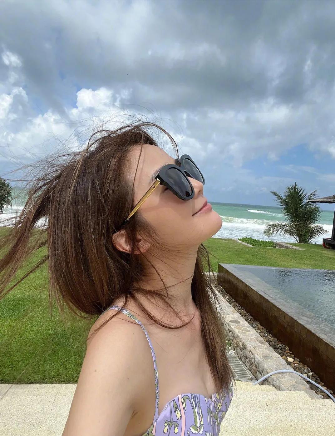 Charlene Choi shared photos of sunbathing on the beach, wearing a long dress with floral ...